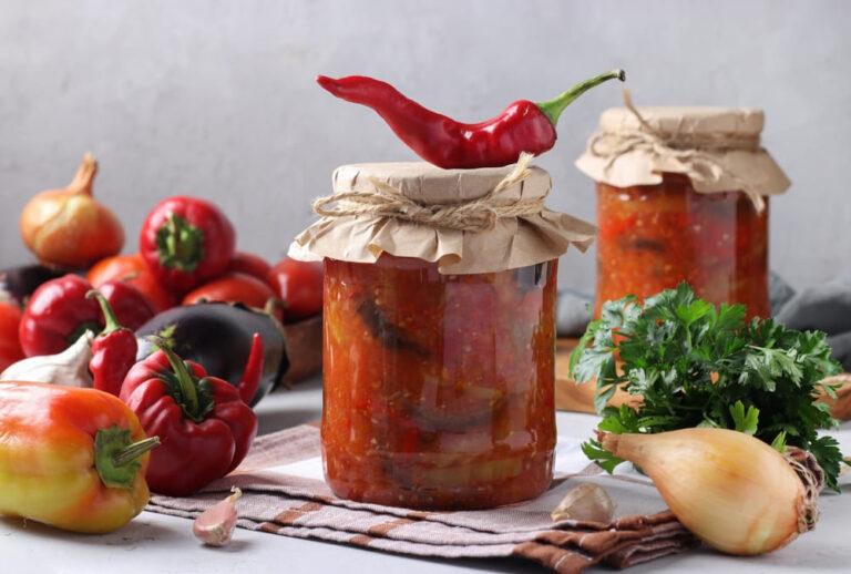 Sosuri pentru paste făcute în casă pentru iarnă: conservă gustul verii!