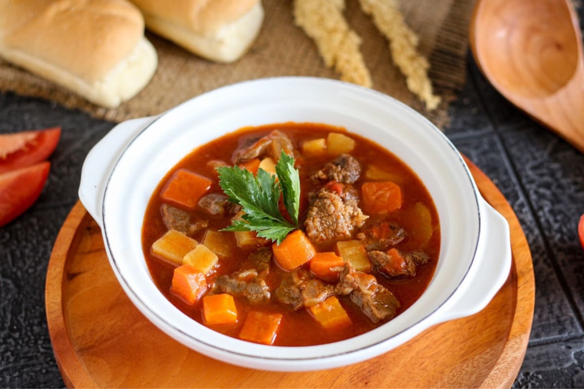 Reteta traditionala de gulas de vita unguresc